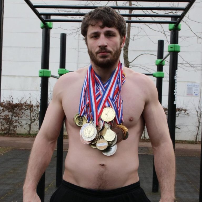 Tomber des nu(e)s : Marc Martin poursuit l’obsession Mathis Chevalier ...